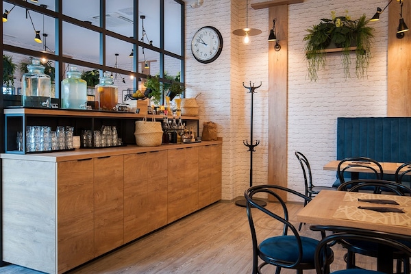 Café da manhã com buffet grátis todos os dias