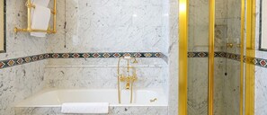 Quarto casal ou duplo superior | Banheiro | Banheira e chuveiro separados, banheira de imersão, secador de cabelo 