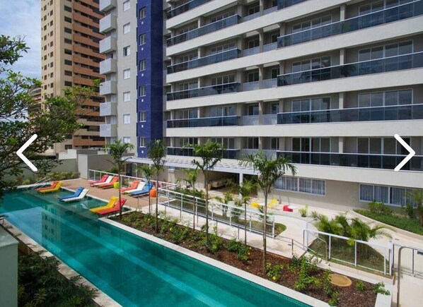 2 piscinas exteriores