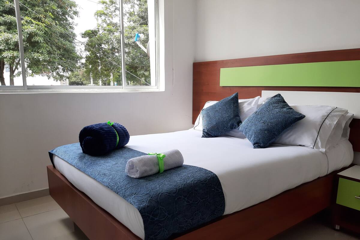 Quarto casal conforto | Roupas de cama premium, edredons de pluma, camas Select Comfort