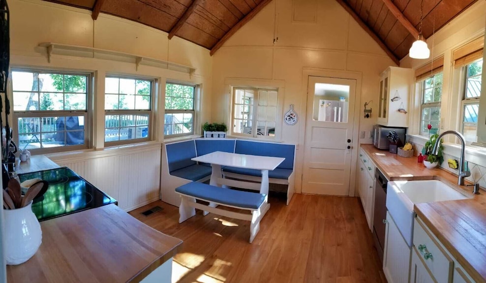 Historic Rushing Water Lodge On The Rogue River Was Built In 1910 - Oregon