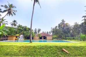 Piscina exterior, guarda-sóis, espreguiçadeiras