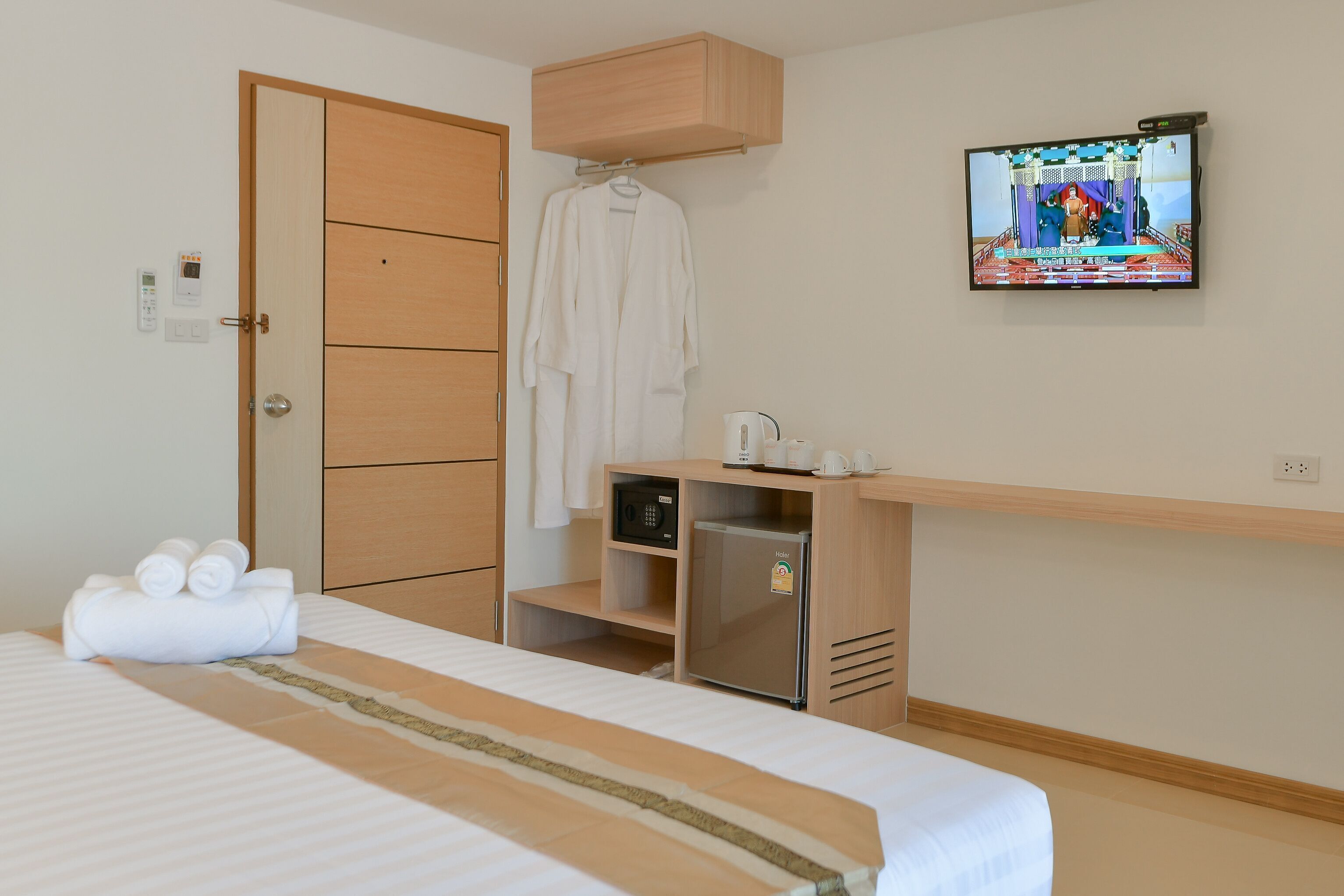 Frigobar, cofres nos quartos, cortinas blackout, quartos à prova de som