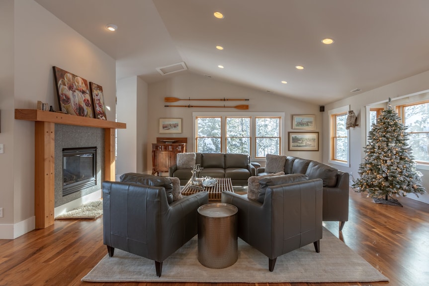 Fantastic Ski Access: Sleeps 10 Hottub Gameroom Huge Kitchen Perfect For Groups - Taggart Lake, WY