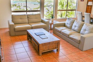 Apartamento, 2 quartos | Sala de estar | TV de tela plana, Netflix, serviços de streaming