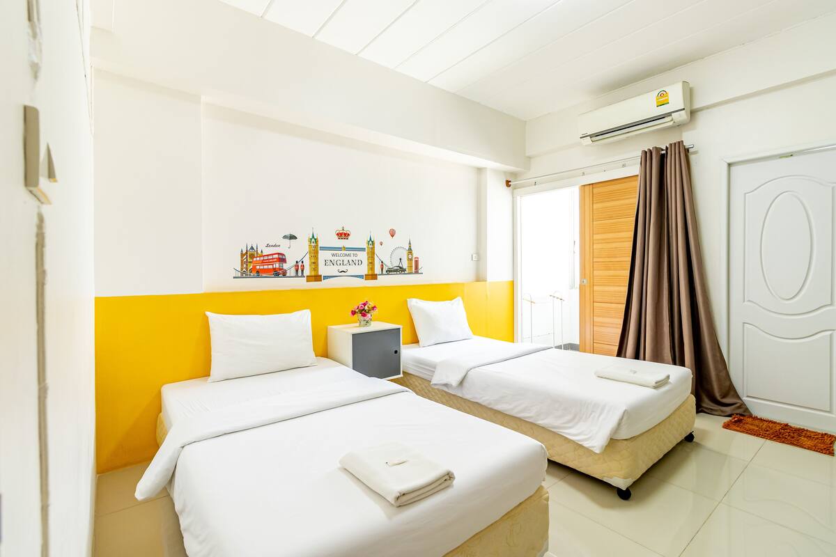 Quarto duplo standard | Escrivaninha, Wi-Fi de cortesia, roupa de cama