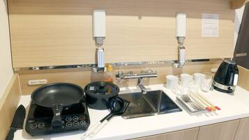 Minifrigorífico, um micro-ondas, uma placa de cozinha