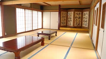 Quarto tradicional (Japanese Style) | Cofres nos quartos, Wi-Fi de cortesia