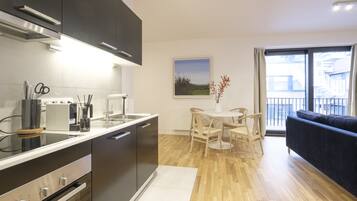 Apartamento Deluxe | Cozinha privada | Um forno, uma placa de cozinha, uma máquina de lavar louça