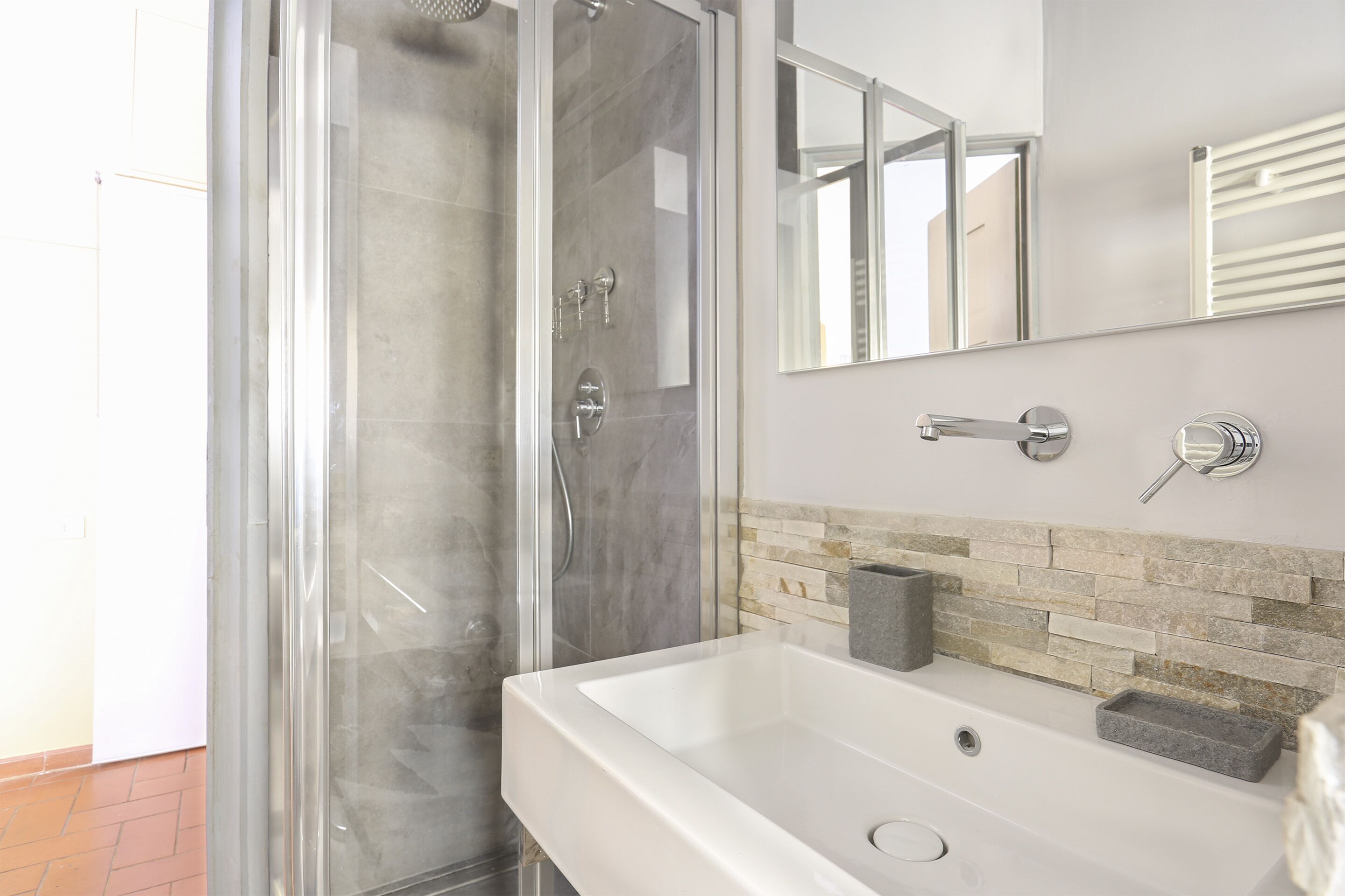 Apartamento Clássico, 1 quarto | Casa de banho | Um polibã, um secador de cabelo, um bidé, toalhas fornecidas 