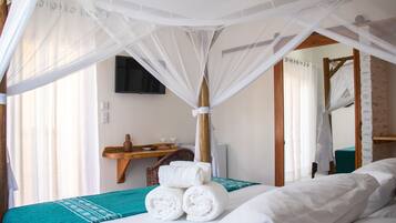 Quarto Duplo Standard | Minibar, cofre no quarto, secretária, cortinas/cortinados opacos