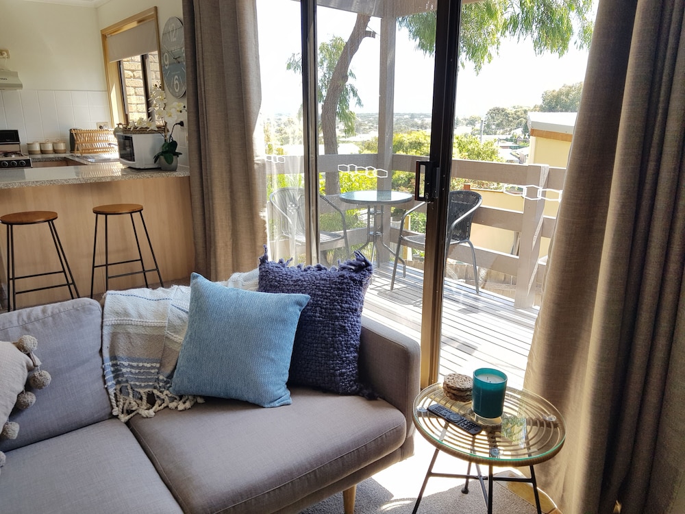 Beach Getaway Ocean Grove 1 Bedroom Self Contained Unit - Geelong