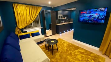 Suite-Estúdio | Com decoração personalizada, com mobília individualizada, secretária