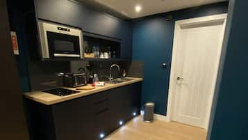 Suite-Estúdio | Kitchenette privada | Um frigorífico, um micro-ondas, uma placa de cozinha