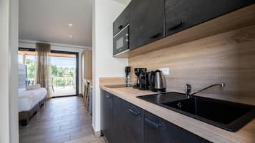 Minifrigorífico, um forno, uma placa de cozinha