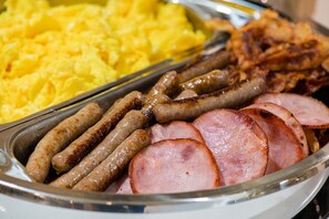 Café da manhã completo todos os dias mediante uma taxa