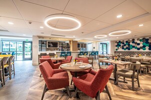 Pequenos-almoços e jantares servidos, incluindo cozinha americana 