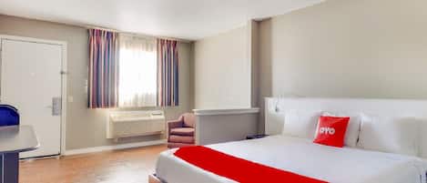 Quarto, 1 cama king-size | Secretária, Wi-fi grátis, roupa de cama fornecida