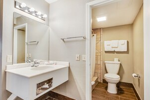 Quarto, 1 cama King | Banheiro | Produtos de toalete grátis, toalhas de banho