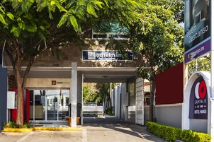 Entrada de hotel com uma placa indicando