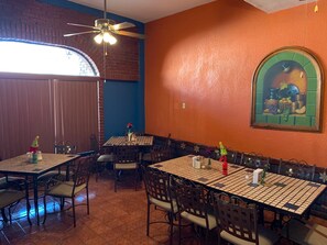 Pequeno-almoço completo diário (60 MXN por pessoa) 