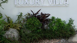 Placa para Wanawalai Luxury Villa com um espelho decorativo acima do texto.