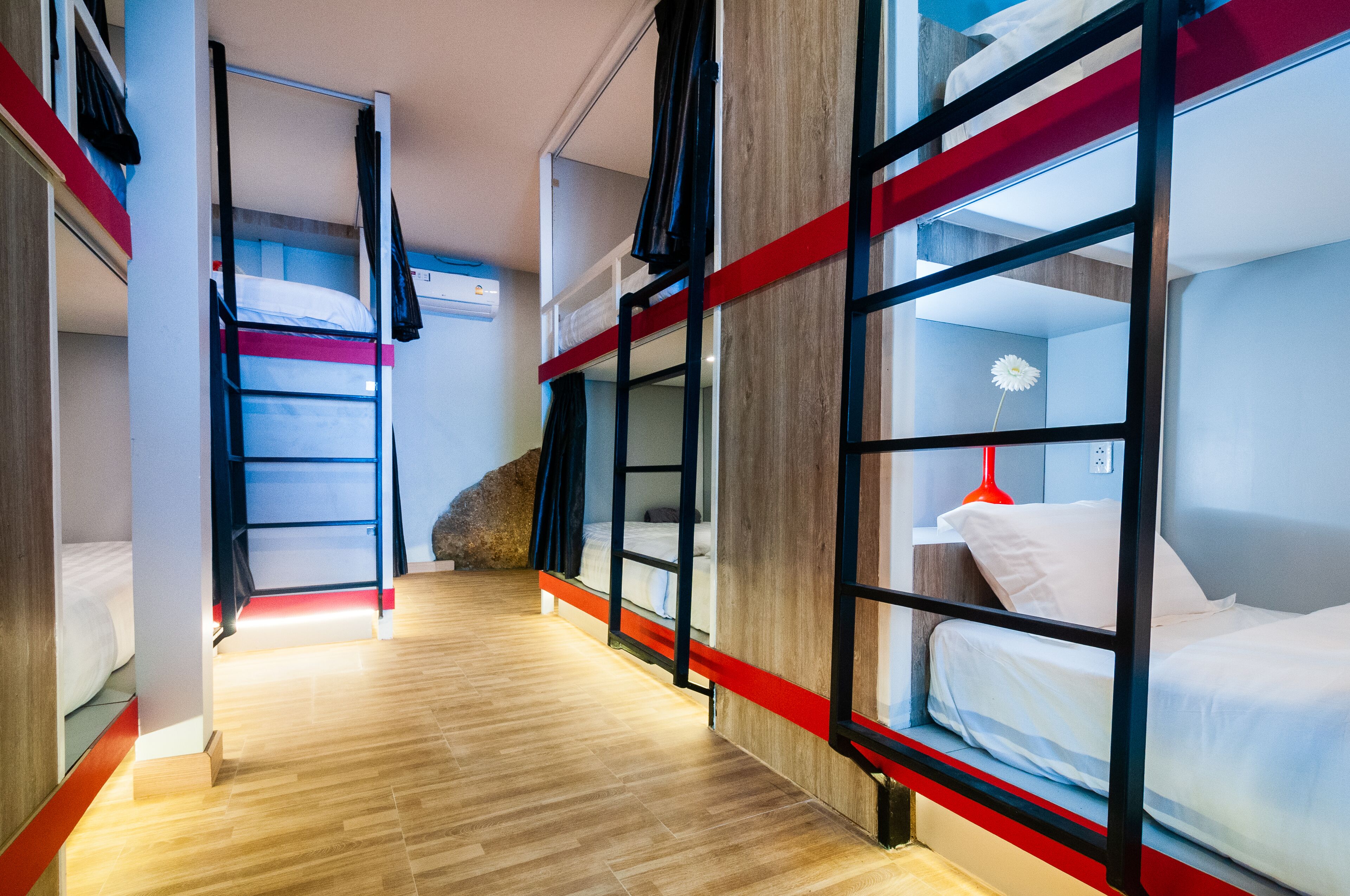 Roupas de cama antialérgicas, cortinas blackout, Wi-Fi de cortesia