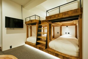 Quarto quádruplo conforto, várias camas, para não fumantes | Ferros/tábuas de passar roupa, Wi-Fi de cortesia, roupa de cama