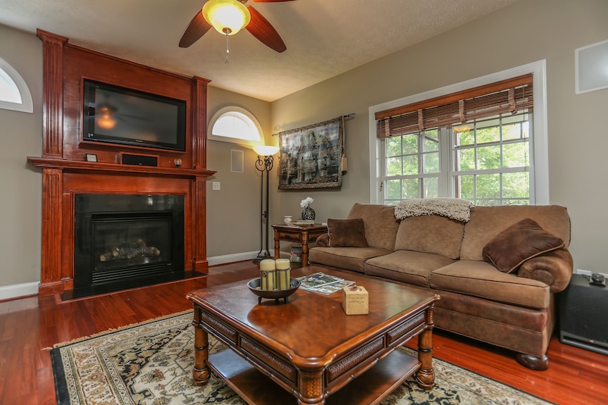 Beautiful 2 Story Brick Home On A Cul-de-sac. A Beautiful Pond In The Back Yard - Newport News, VA