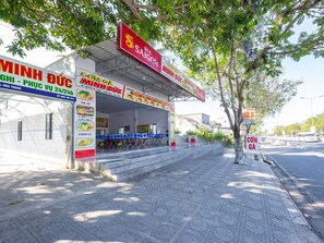 Restaurante com área externa e uma placa anunciando 'BIA SAIGON'.