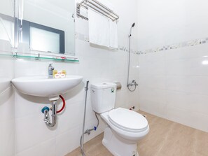 Quarto Quádruplo Deluxe | Casa de banho | Um polibã, artigos de higiene pessoal grátis, roupões, chinelos 