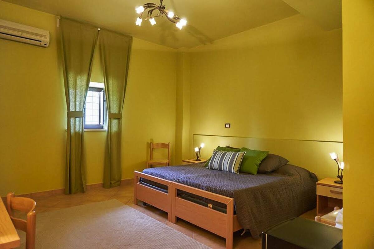 Quarto Duplo Comfort | Camas de colchão viscoelástico, secretária, ferro/tábua de engomar 