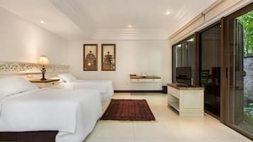 Minibar, cofre no quarto, secretária, ferro/tábua de engomar