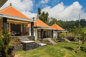 Uma casa moderna com telhado ladrilhado, degraus de pedra e um jardim bem cuidado.