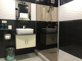Quarto Standard | Casa de banho | Um polibã, artigos de higiene pessoal grátis, um bidé 