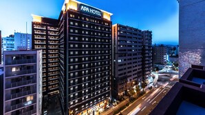 Um hotel de vários andares com uma placa grande 