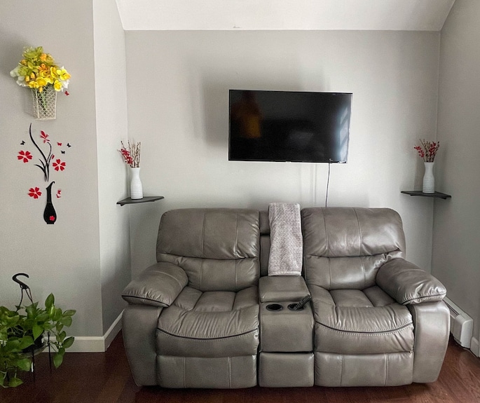 Spacious Modern Style Complex - Holbrook, NY