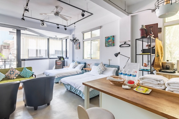 Quarto Quádruplo Clássico, varanda | Secretária, cortinas/cortinados opacos, quartos insonorizados