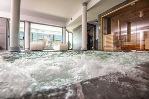 Banheira de hidromassagem interior