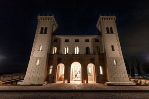 Fachada do alojamento (tarde/noite)