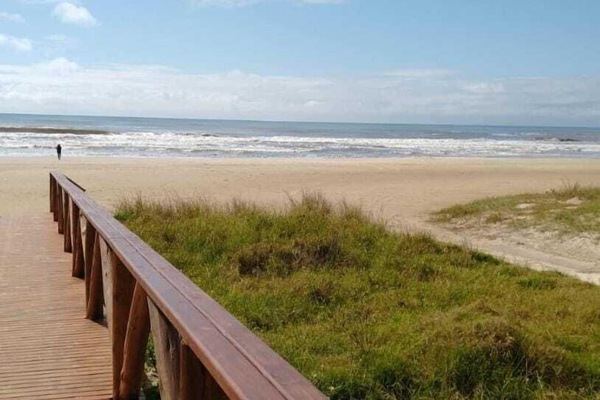 Perto da praia, areia branca, 20 bares na praia