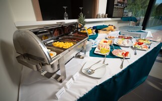 Pequeno-almoço tipo buffet diário mediante uma taxa 