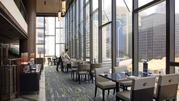 Pequeno-almoço completo diário (45.56 SGD por pessoa)