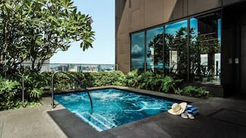 Piscina exterior, da(s) 6:00 à(s) 0:00, espreguiçadeiras