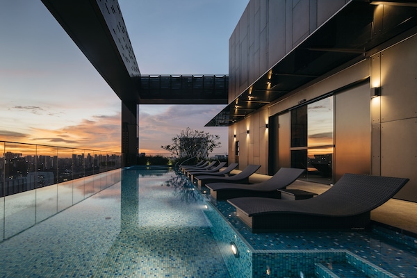 Piscina exterior, da(s) 6:00 à(s) 0:00, espreguiçadeiras