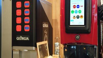 Máquina de café com interface de tela sensível ao toque e compartimento para cápsulas.