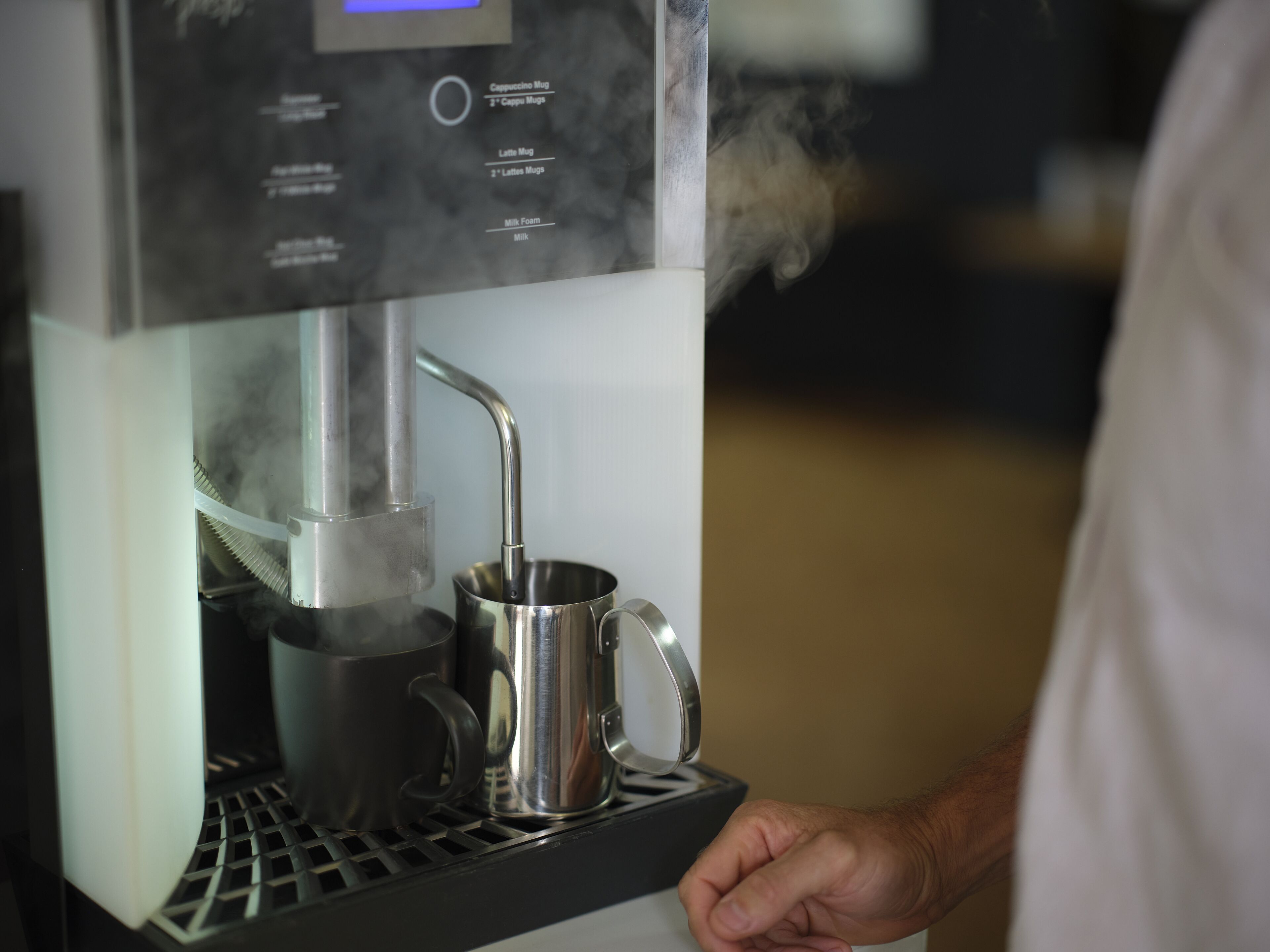 Máquina de café com visor digital, vaporizador de leite e haste para espuma.