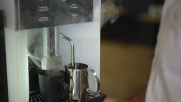 Máquina de café com visor digital, vaporizador de leite e haste para espuma.