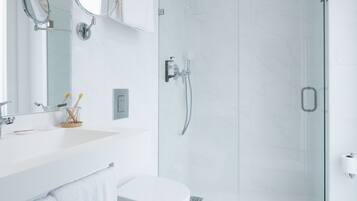 Um polibã, um secador de cabelo, toalhas fornecidas