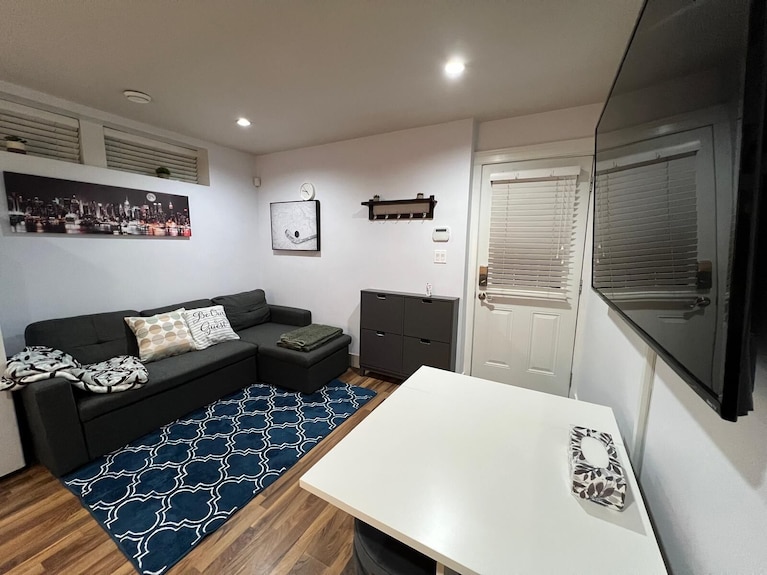 Affordable, Clean, Spacious, Private Guest Suite 2 Bedrooms+sofa Bed/1 Full Bath - 버너비